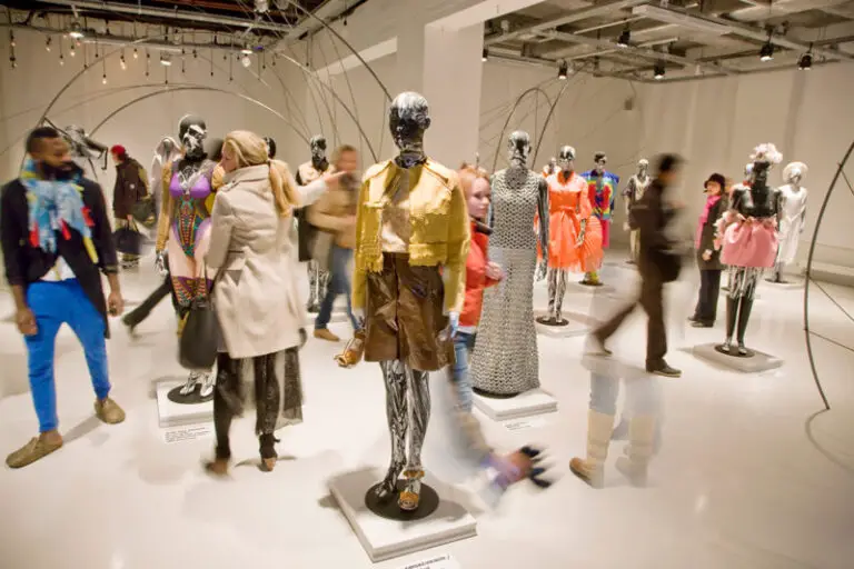 Displaying Your Merchandize: 5 Tips on How To Position Mannequins