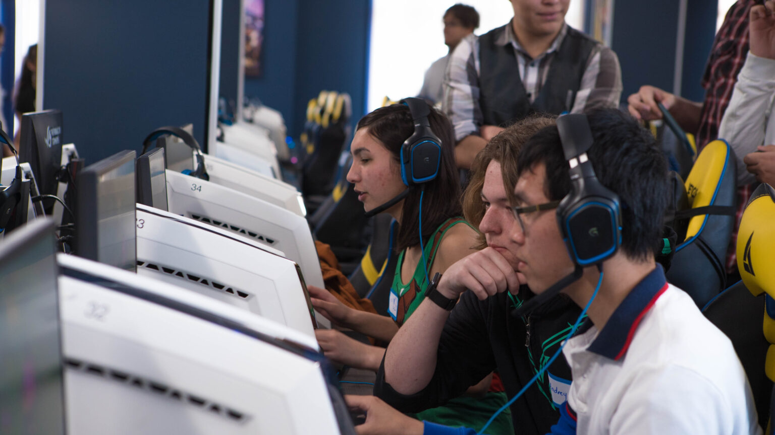 How Multiplayer Gaming Can Help Improve your Teamwork Skills