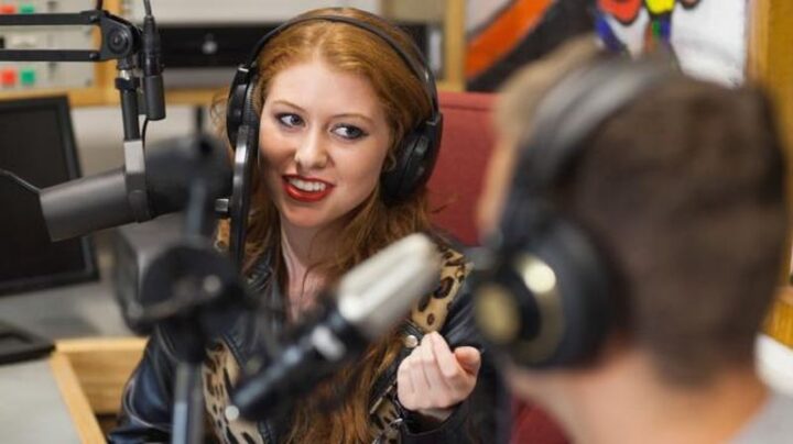 5 Benefits of Listening to the Radio in the Workplace