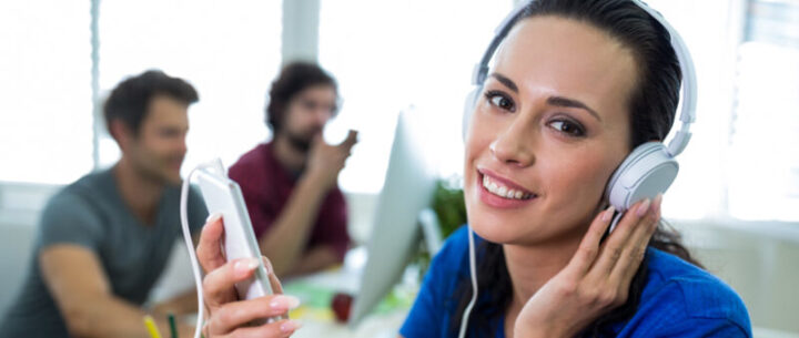 5 Benefits of Listening to the Radio in the Workplace