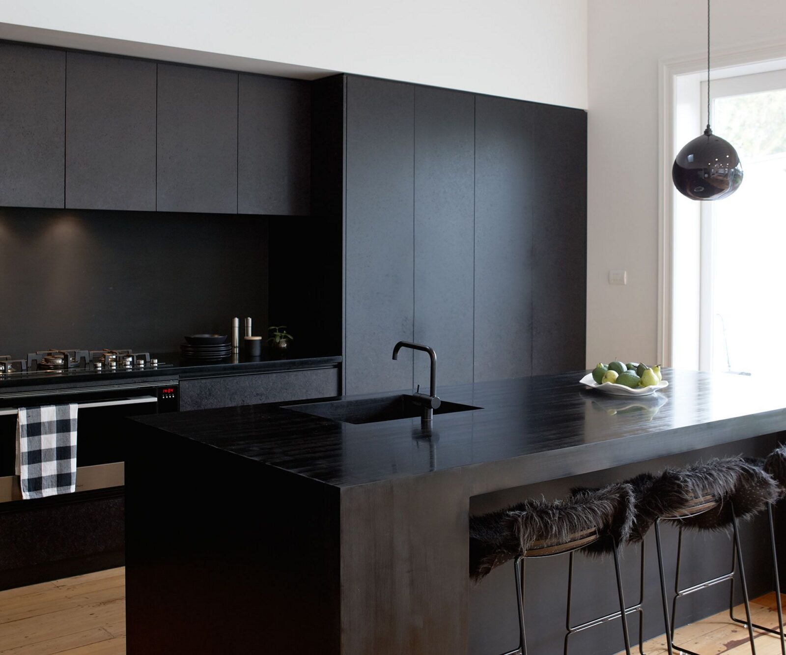5 Reasons why Black Kitchen are the new Trend in 2024